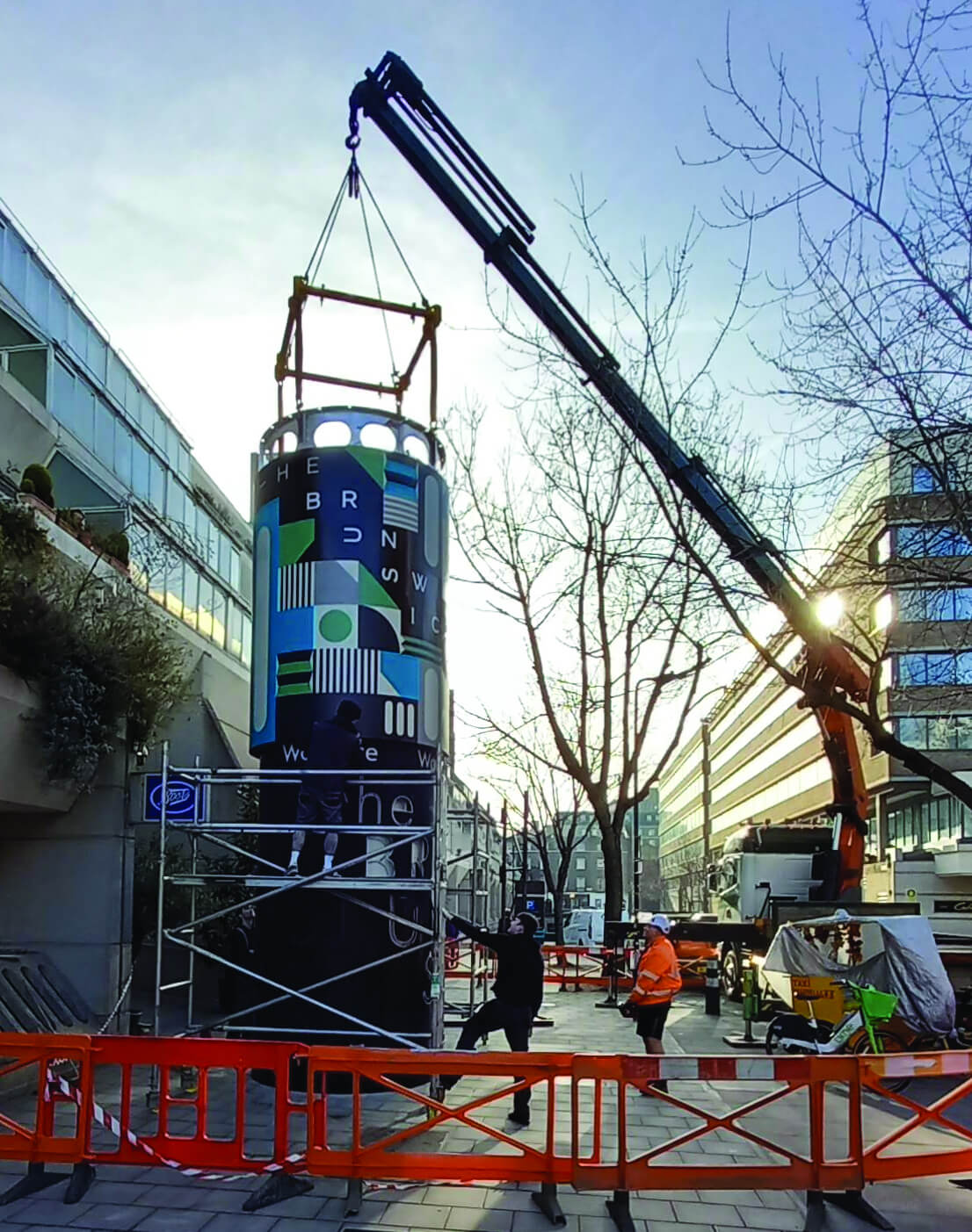 Modulift CMOD Spreader Frame Lifts Cylindrical Signage at London ...